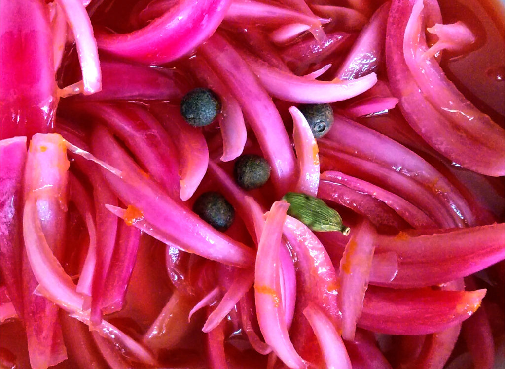 Les oignons rouges passionnément vinaigrés | Itinéraire Bis Gourmand